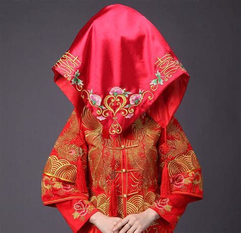中式结婚礼服的红盖头 秤杆挑起方能一睹芳容红盖头盖头秤杆新浪新闻
