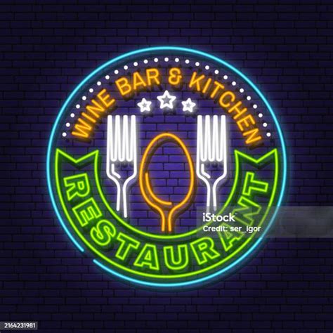 로얄 레스토랑 상점 메뉴 로고 벡터 접시 포크 숟가락이 있는 네온 빛나는 간판 요리 메뉴 레스토랑 또는 카페에 대 한 요리 로고