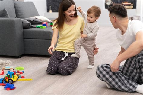 Bebê Dando Seus Primeiros Passos Foto Grátis