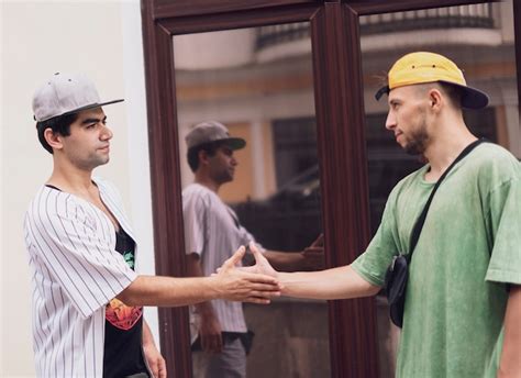Dois amigos do sexo masculino dando high five como símbolo de sucesso Foto Premium