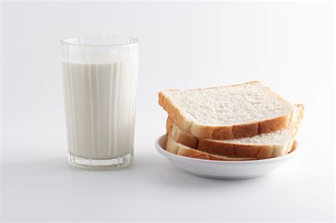 우유와 통밀 슬라이스 빵 한 잔을 하얀 접시에 넣고 음식과 건강한 컨셉을 위해 흰색 배경에 고립 된 텍스트를위한 복사 공간이있는 0명에 대한 스톡 사진 및 기타 이미지