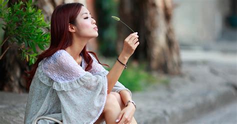 12 Non Obvious Signs That Someone Is More Introverted Than They Look