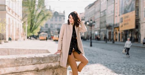 오래 된 도시 거리에 서있는 베이지 색 코트를 입은 아름 다운 유행 여자 고대 건물 아침 도시 배경 사진 Unsplash의 건축학 이미지