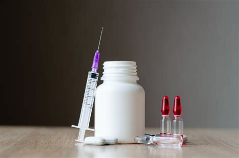 약으로 주사기 항생제 앰플 비타민 마약 화학 물질이있는 앰플 의학 및 건강 관리 약학 정제를 저장하기위한 플라스틱 용기 0명에 대한 스톡 사진 및 기타 이미지 Istock