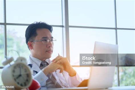 병원에서 테이블에 클립보드 및 노트북 컴퓨터와 서류에 청진 기 작업 쓰기와 의사 닥터 글에 A 문서에 그의 사무실에서 연습 개념에 대한 스톡 사진 및 기타 이미지 Istock