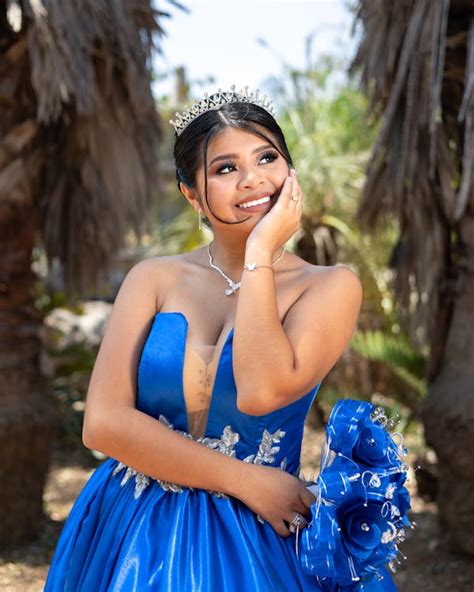 갈색 머리 격식 있는 드레스 공식적인 옷차림 드레스 드레스 디테일 매혹적인 메리다 멕시코 모델 미소 짓는 보석 보석 달린 머리 장식 부케 블루