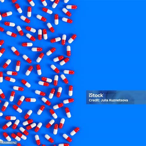 파란색 배경에 무작위로 흩어져 있는 빨간색 흰색 캡슐 약물의 생산 3d 렌더링 빨강에 대한 스톡 사진 및 기타 이미지 빨강 알약 약품 캡슐 Istock