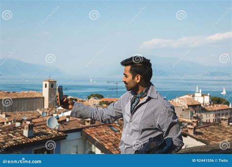 Homme Bel Prenant Un Selfie Photo Stock Image Du Occasionnel