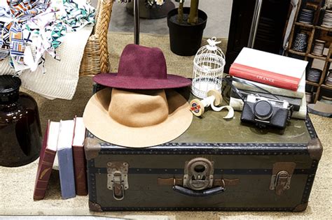 유토이미지 오래된 가방위에 올려져 있는 카메라