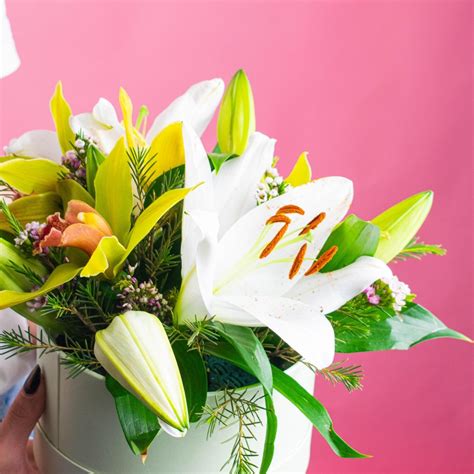 Лилии и орхидеи в коробке купить с доставкой по цене 3673 ₽ в Нижнем ...