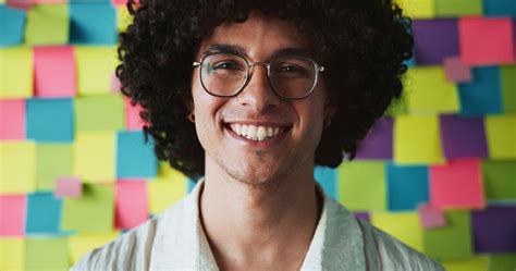 프로젝트 관리 개발 및 계획을위한 사업가의 미소 창의적이고 초상화 스티커 메모 작업 및 일정 의제 및 달력에 대한 사람과 벽 배경이 있는 무드보드 20 24세에 대한 스톡