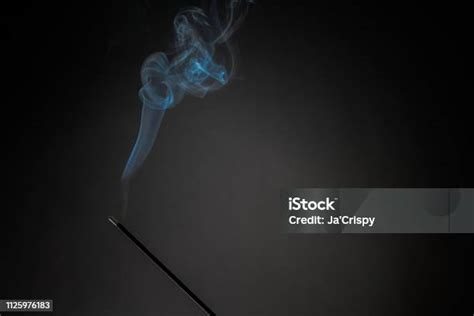 담배 향 블랙 배경에 연기와 함께 스틱 순수한 휴식 테마 연기 증기 연기 파 안개와 안개 효과 0명에 대한 스톡 사진 및 기타