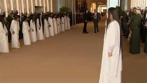 استقبال دختران موبلند اماراتی از ترامپ در فرودگاه ابوظبی فیلم