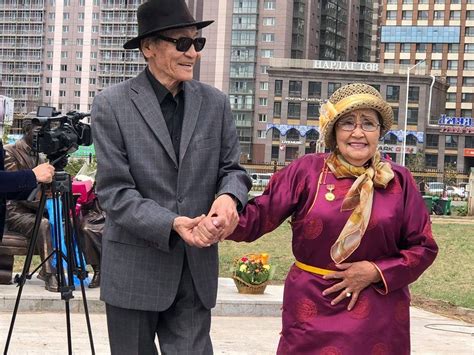 Үндэсний цэцэрлэгт хүрээлэнд нэрт зохиолч Ч Лодойдамба болон гэргийнх нь хөшөөг босголоо