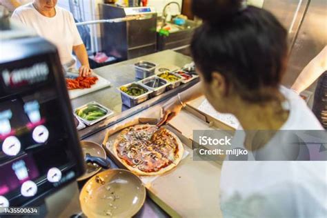 패스트 푸드 레스토랑의 주방에서 일하고 배달을 위해 음식을 준비하는 사람들 레스토랑에 대한 스톡 사진 및 기타 이미지 레스토랑 20 24세 2명 Istock