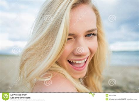 Закройте вверх по портрету жизнерадостное расслабленное белокурого на пляже Стоковое Изображение