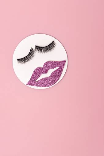 속눈썹과 분홍색 입술로 만든 창조적 인 여성 얼굴 최소한의 뷰티 컨셉 플랫 레이 0명에 대한 스톡 사진 및 기타 이미지 0명 개념 검은색 Istock