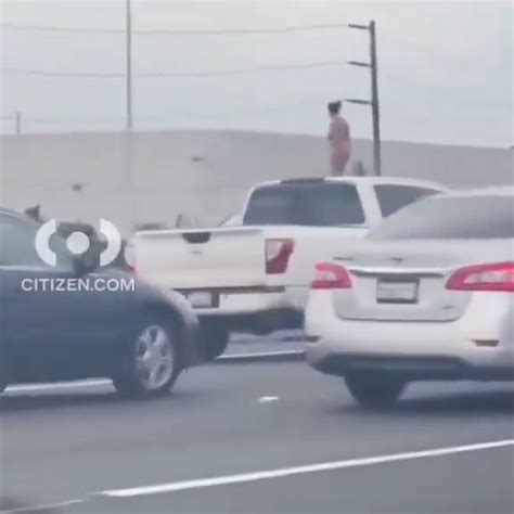 Inseguita Dalla Polizia Sale Sul Tetto Dell Auto E Si Spoglia Nuda Manda Il Traffico In Tilt