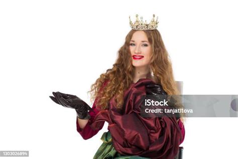 크라운에 긴 곱슬 머리와 흰색 배경에 고립 된 꽤 긴 녹색 Skirl와 아름다운 우아한 젊은 십대 소녀 중괄호와 미소 14 15 살에 대한 스톡 사진 및 기타 이미지