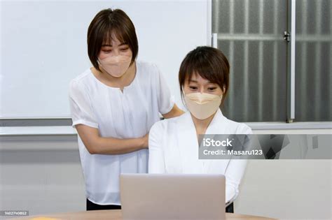 함께 미소를 지으며 노트북 컴퓨터 화면을 바라보는 두 명의 비즈니스 여성 2명에 대한 스톡 사진 및 기타 이미지 2명 30 34세 45 49세 Istock