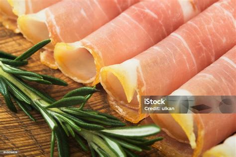 나무 절단 보드 빈티지 배경에 로즈마리와 햄의 얇은 조각 건강한 식생활에 대한 스톡 사진 및 기타 이미지 건강한 식생활 고기 널판지 Istock