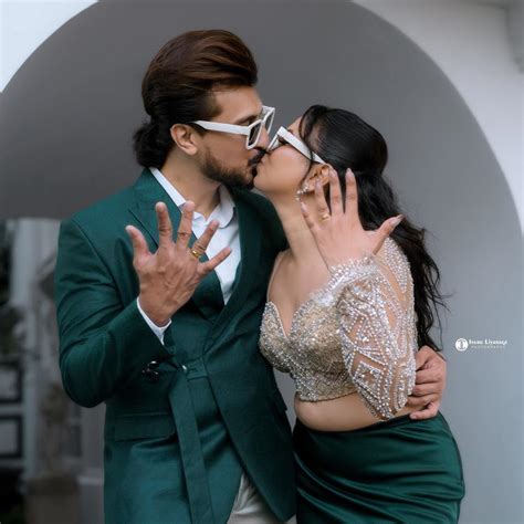 C O U P L E ගැහැණිය හොයන්නේම තමන්ගෙ දුක හඳුනන පිරිමියෙක් තමන්ගෙ හිනාව අස්සෙත් තියෙන වේදනාව