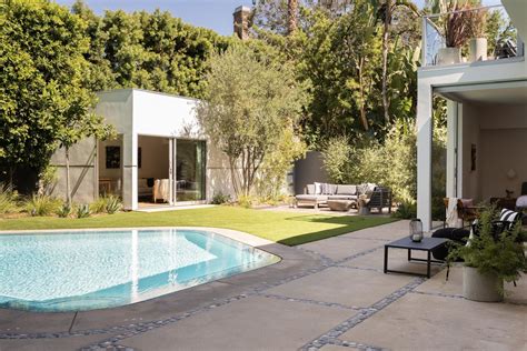 Photo 17 Of 19 In A Breezy Los Angeles Home With A Backyard Oasis Lists