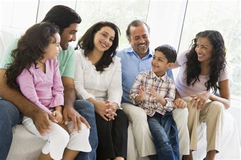 Famille Du Moyen Orient S asseyant Ensemble Image stock Image du américain apprécier