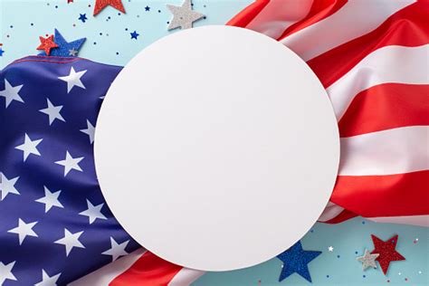 미국의 독립 기념일 개념입니다 빨강 흰색 파랑 별 모양의 반짝임과 복사 공간이 있는 셀레스트 격리된 배경에 있는 미국 국기로 둘러싸인 빈 원의 평면도 사진 0명에 대한 스톡