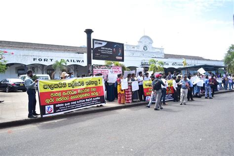 ගුරු සේවයට අන්තර්ග්‍රහණය කරන්නැයි ඉල්ලා පාසල් සංවර්ධන නිලධාරීන් අදත් විරෝධතාවේ Photo Story