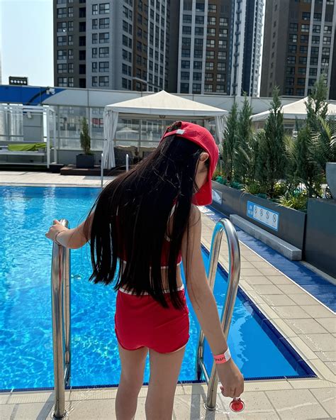 김은희 수영장 오자마자 👙🕶️🏖️ 들어가고 싶어서 발 동동동ㅋ ㅋ 입슐이 🔵퍼래질때까졍 놀고선 ”우리 내일 또 오자 “ ㅋ ㅋ ㅋ 👙 My Licl 마이리틀클로젯 👧