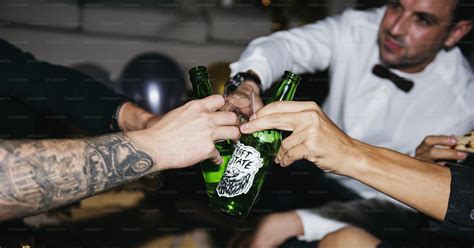 파티에서 축하하는 사람들 사진 Unsplash의 축하 토스트 이미지