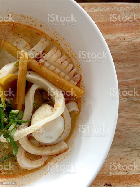태국 국수 수프 나무 테이블에 흰색 타격에 해산물 톰 얌 뜨겁고 매운 음식 태국 음식 맨 위 보기 감귤류 과일에 대한 스톡 사진