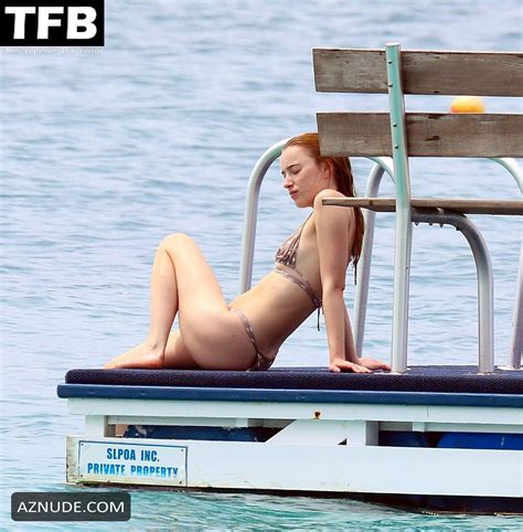 Phoebe Dynevor Sexy Seen Flaunting Her Sensational Body In A Tiny