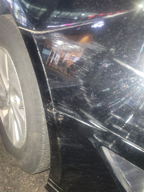누가 주차된 차 앞범버랑 휀다 아래쪽 살짝 긁었는데 Mlbpark