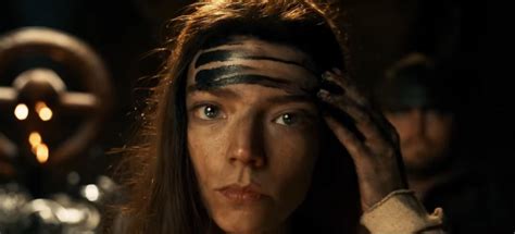 익스트림무비 퓨리오사 크리스 햄스워스 애냐 테일러 조이 캐릭터 첫 모습