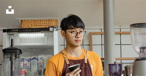 주황색 앞치마를 입은 여자가 주황색과 노란색 라벨이 붙은 상자를 들고 있다 사진 Unsplash의 무료 사업 이미지