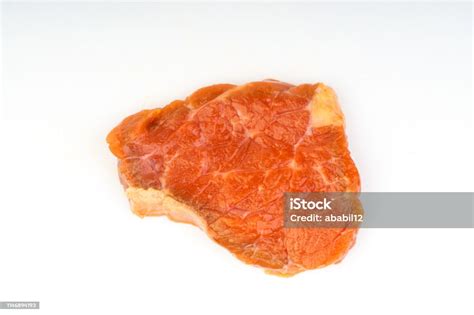 흰색 배경 위에 고립 된 신선한 원시 쇠고기 고기 슬라이스 0명에 대한 스톡 사진 및 기타 이미지 0명 건강한 식생활