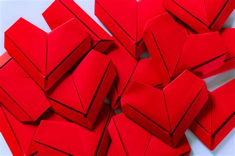 빨간 종이 심장 발렌타인 데이 흰색 배경에 빨간 종이 접기 심장 흰색 배경에 고립 된 빨간 종이 마음 흰색에 고립 된 빨간 종이 마음 0명에 대한 스톡 사진 및 기타 이미지