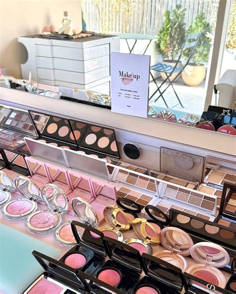 🥇뷰티계의 트랜드세터 상은언니 일요일 아침☀️ 출장짐 챙기러 나와서 멍때리는데 문득 예뻐서 마음이 편안해짐☕️ 편해진