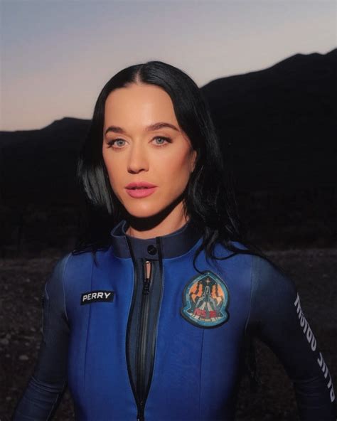 Katy Perry Gayle King And Lauren Sánchez Pose In Their Space Suits As