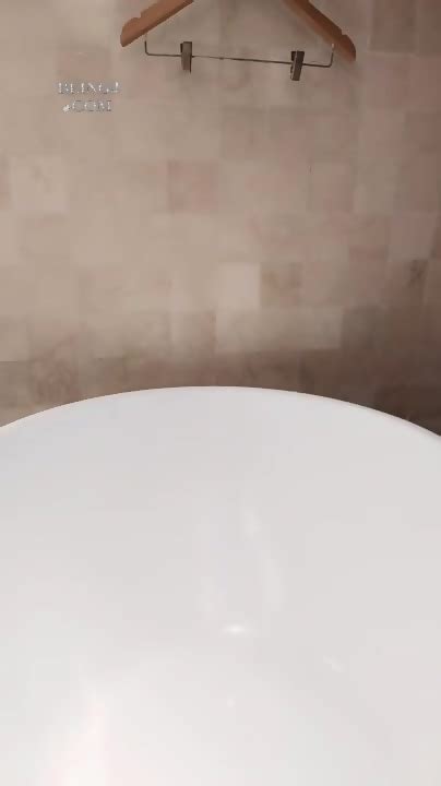 Di Kolam Renang Indonesia Jam