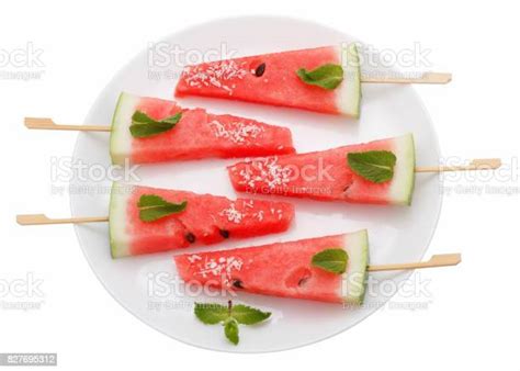 흰색 배경에 고립 된 흰색 접시에 막대기로 수 박 조각 그것은 아이스크림 처럼 보인다 코코넛과 민트 잎으로 장식 꼬챙이에 대한 스톡 사진 및 기타 이미지 Istock