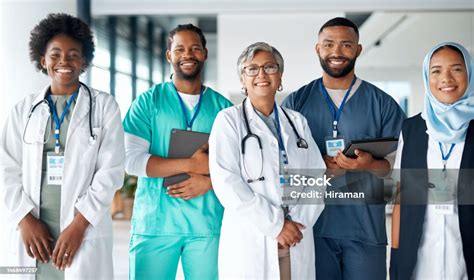 팀 초상화 다양성 의료 서비스 병원 가치 및 인력 리더십을 갖춘 의사 및 간호사 국제 의료진 흑인 단체 또는 전문직 직원의 미소 건강관리와 의술에 대한 스톡 사진 및 기타