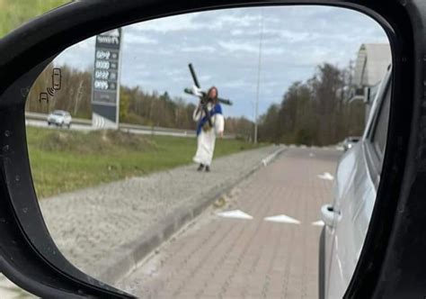 Новини України 33 річний американець подібний до Ісуса 70 днів ніс важкий хрест з Варшави до