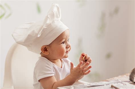 주방 테이블에서 반죽을 들고 노는 요리사 모자를 쓰고 있는 유아 요리 아기 초상화 12 17 개월에 대한 스톡 사진 및 기타 이미지 12 17 개월 T 셔츠 가정