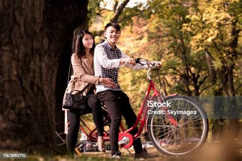 젊은 부부는 야외 공원에서 빈티지 자전거를 타고 여행합니다 가을에 대한 스톡 사진 및 기타 이미지 가을 데이트 두발자전거 Istock