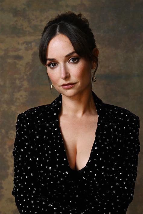 Milana Vayntrub Att Girl Celebs