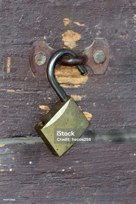 잠금 해제 자물쇠는 낡은 나무 보드에 두 개의 강한 나사로 장착 된 녹슨 금속 경첩에 왼쪽 열림 0명에 대한 스톡 사진 및 기타 이미지 Istock