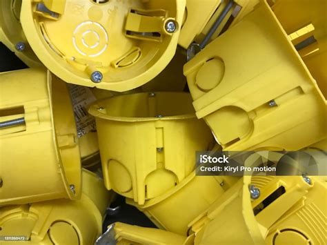 Kotak Soket Plastik Untuk Diperbaiki Menciptakan Listrik Dan Soket Di Rumah Soket Kuning Bulat